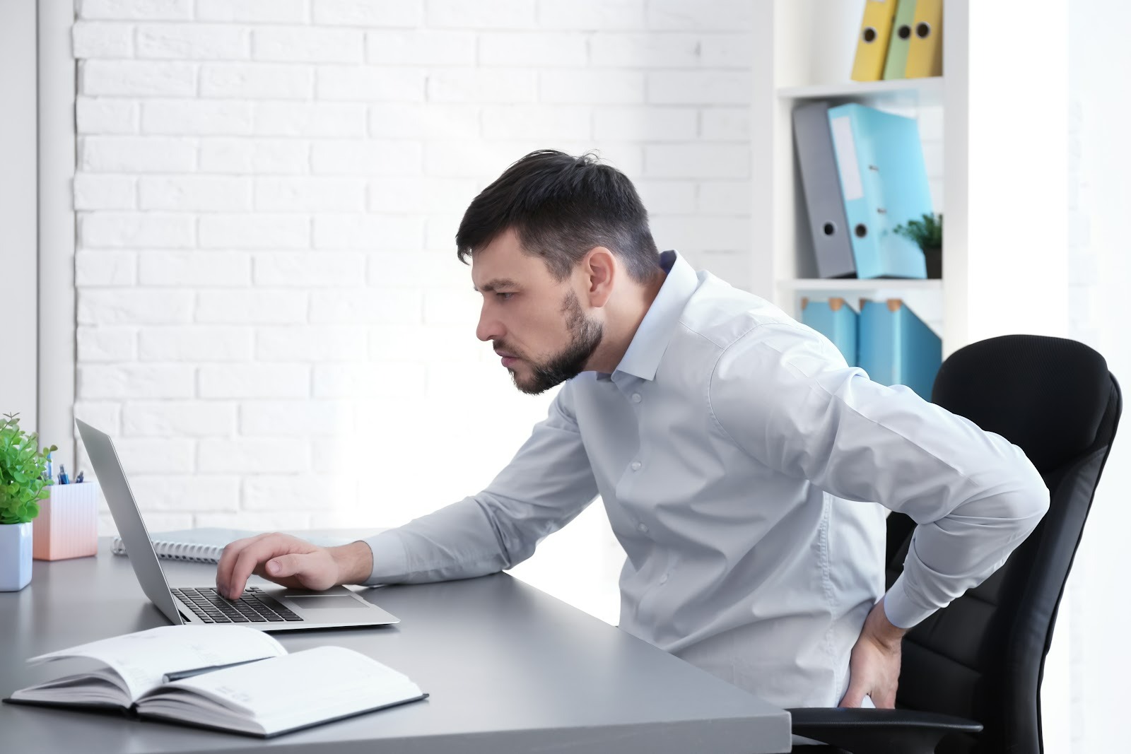 The Proper Posture Guide: Tips To Maintaining Proper Posture ...